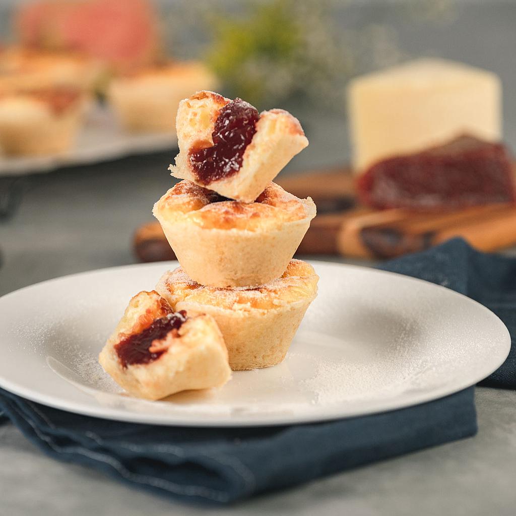 Mini Empada de Queijo com Goiabada | Padaria Vianney